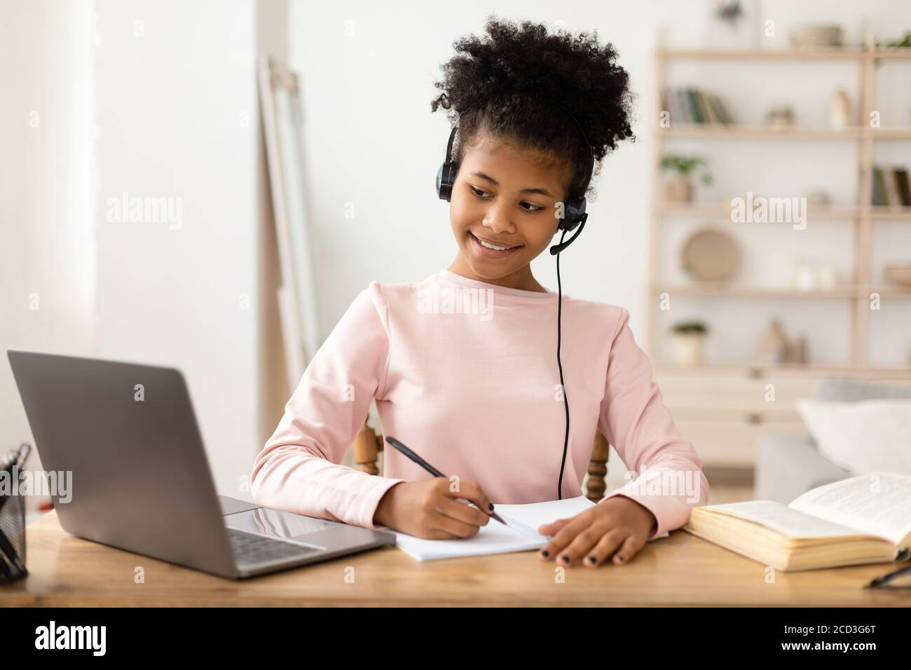 Teen laptop homework hi-res stock photography and images - Alamy