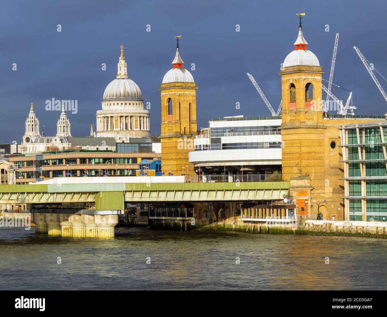 St pauls station hi-res stock photography and images - Alamy