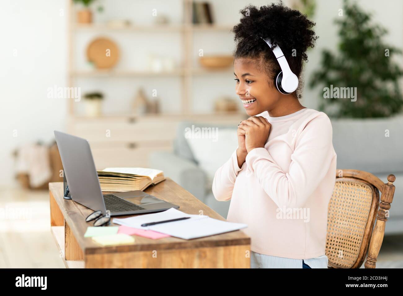 Black teen girl hi-res stock photography and images - Alamy