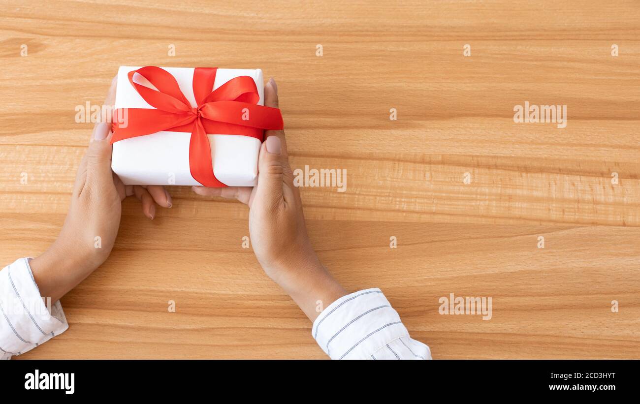 Present wrapping top view hi-res stock photography and images - Alamy