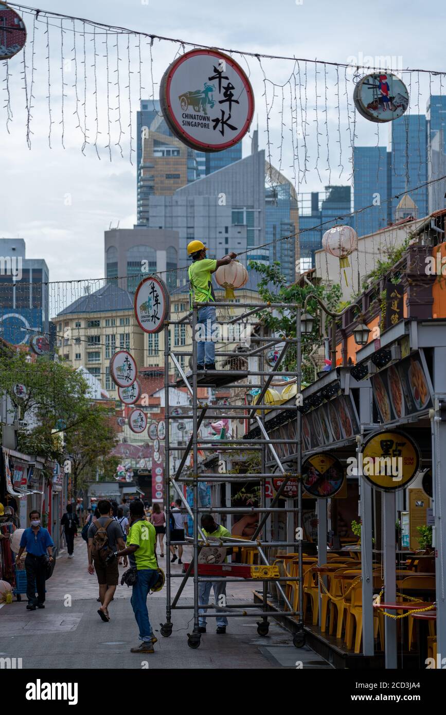 Workers removing decorations hi-res stock photography and images - Alamy