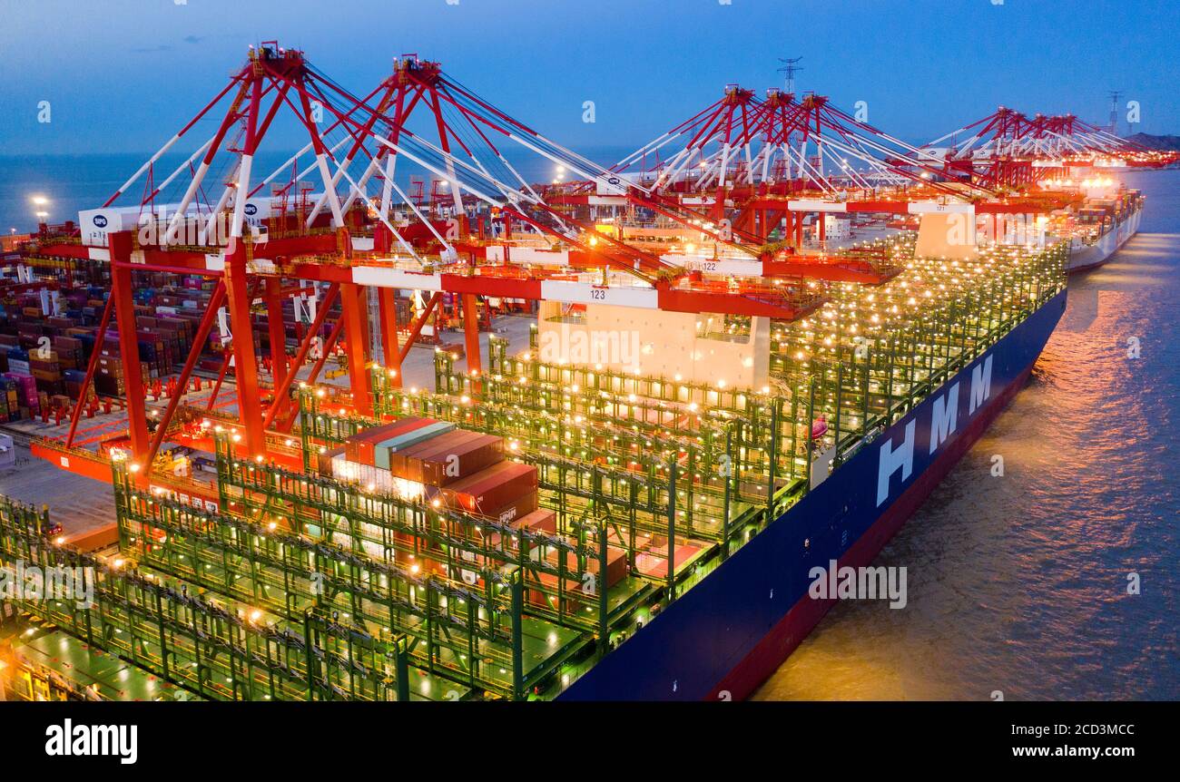 Container port shanghai hi-res stock photography and images - Alamy