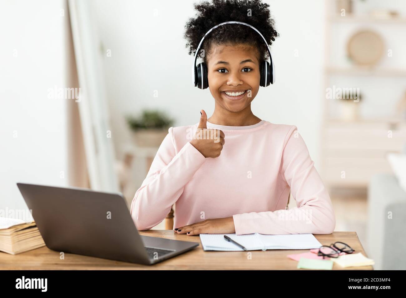 Teen focus desk laptop home hi-res stock photography and images - Alamy