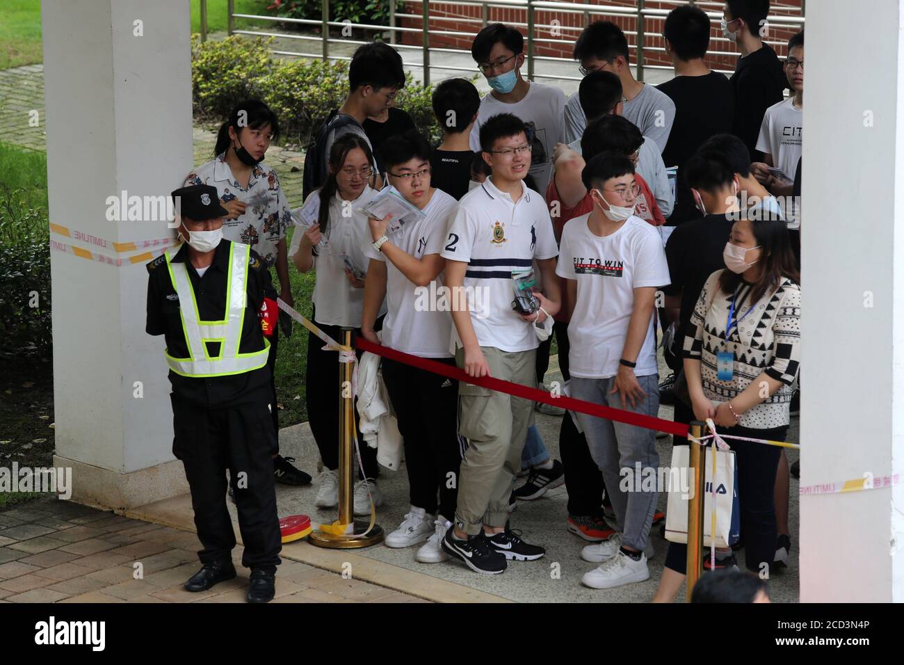 Groups of students, who will take the 2020 College Entrance Examination ...