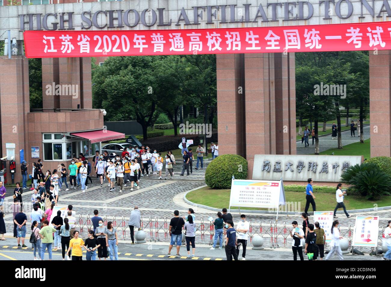 Groups of students, who will take the 2020 College Entrance Examination ...