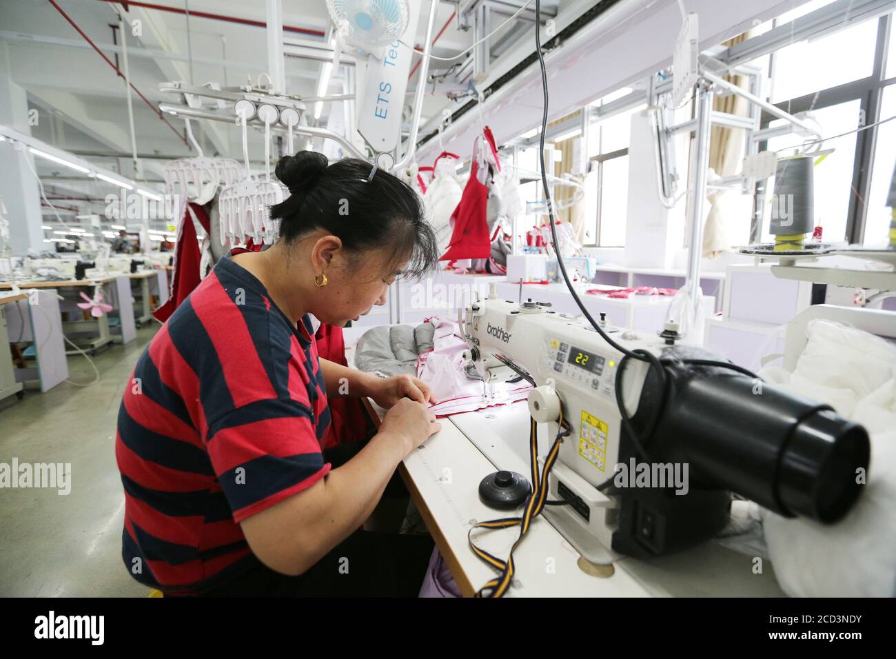 Tailoring clothes hi-res stock photography and images - Alamy