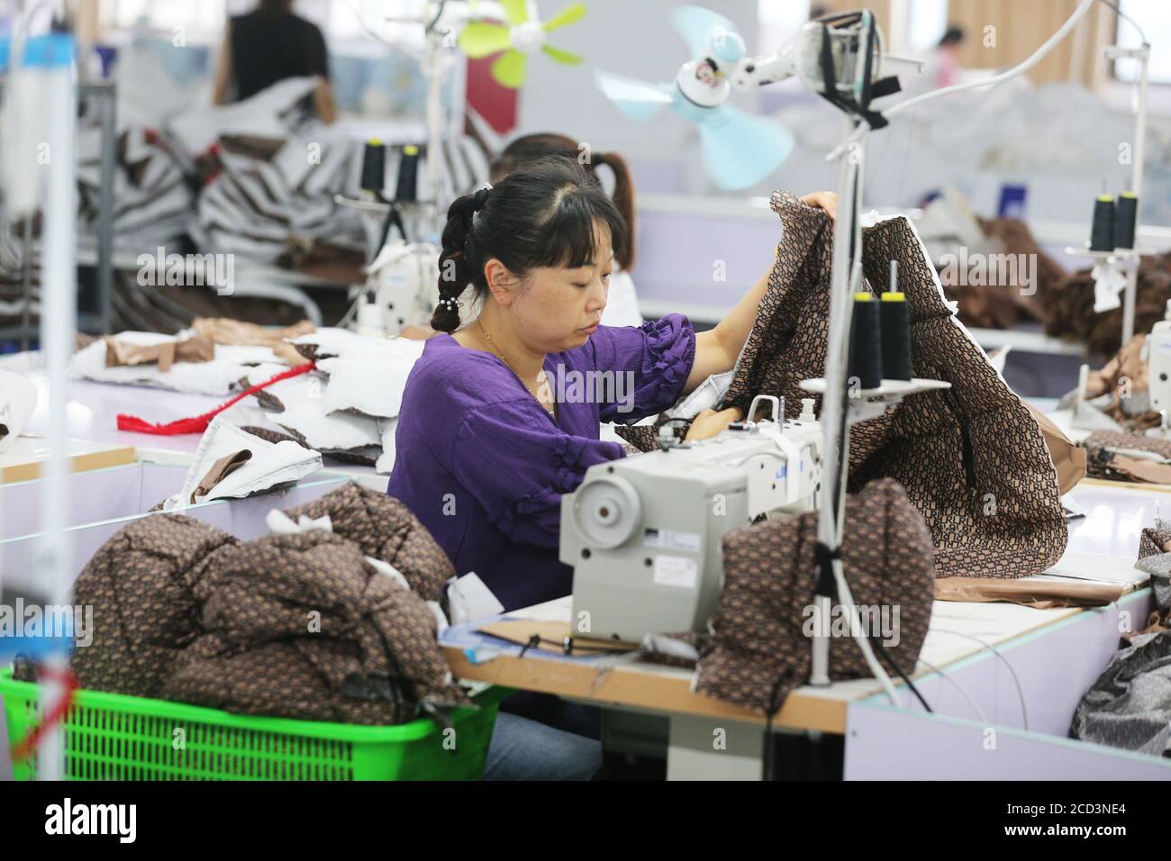Chinese tailoring hi-res stock photography and images - Alamy