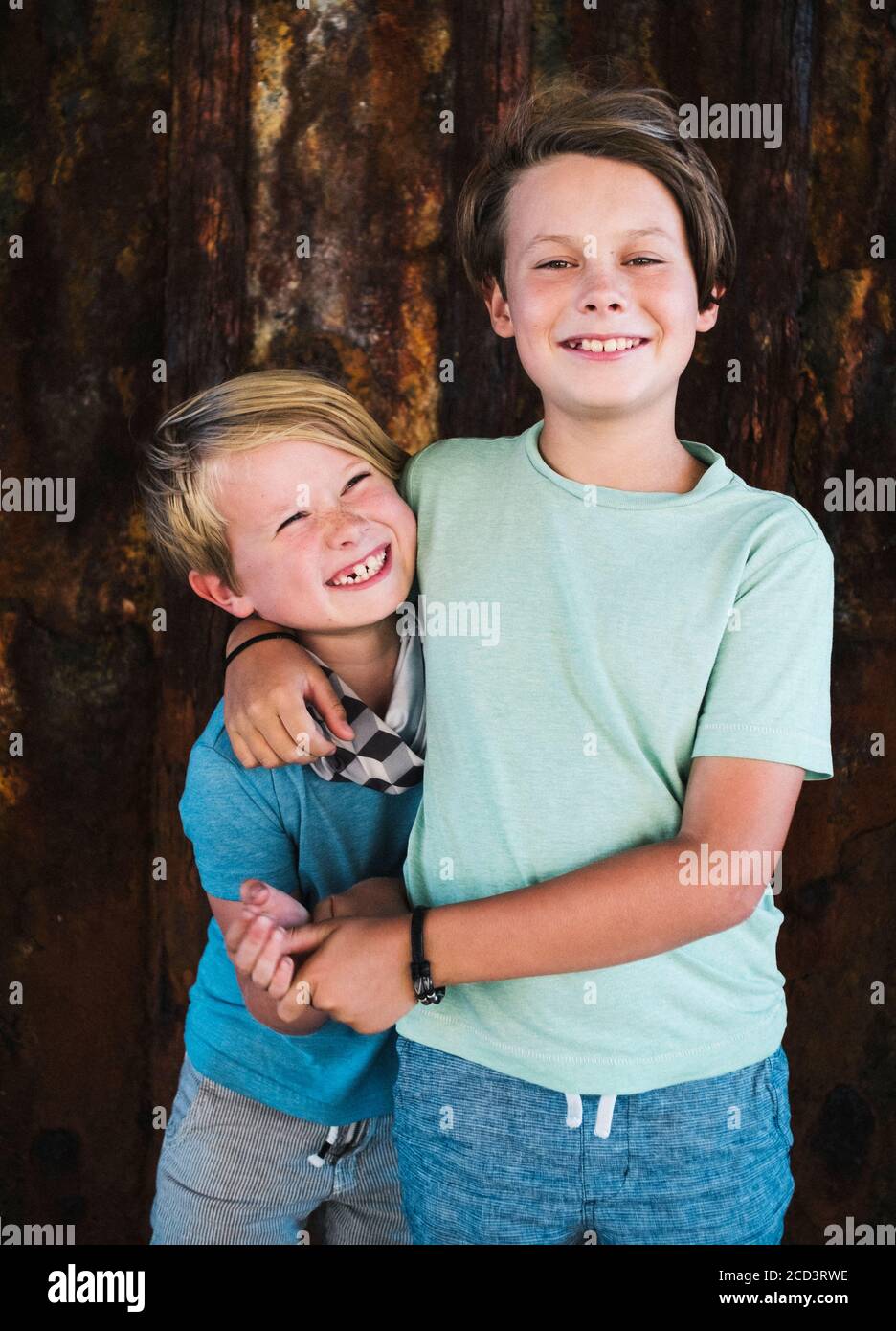 Arm around shoulder two people hi-res stock photography and images - Alamy