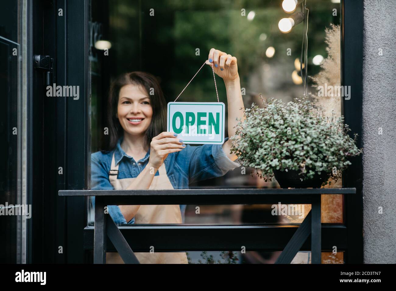 Open online shop hi-res stock photography and images - Alamy