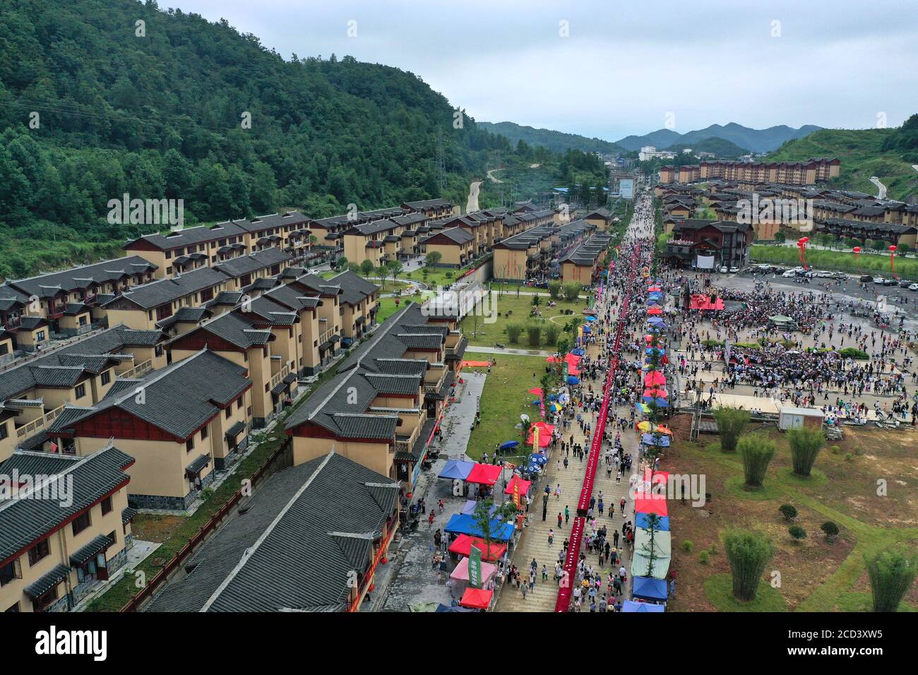 People attend thousand-people-long-table-feast on the Double Six Folk ...