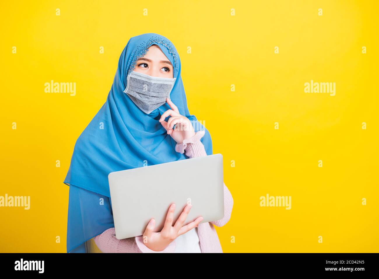Asian Muslim Arab, Portrait of happy beautiful young woman Islam ...