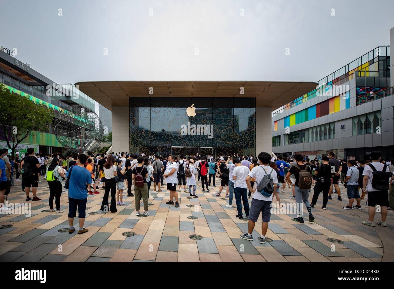 People line up to get inside the newly-opened Apple Store at Sanlitun ...