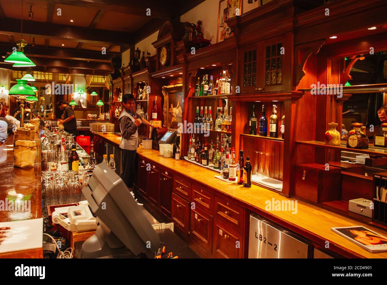 Iconic Raffles Hotel Long Bar in Singapore Stock Photo - Alamy