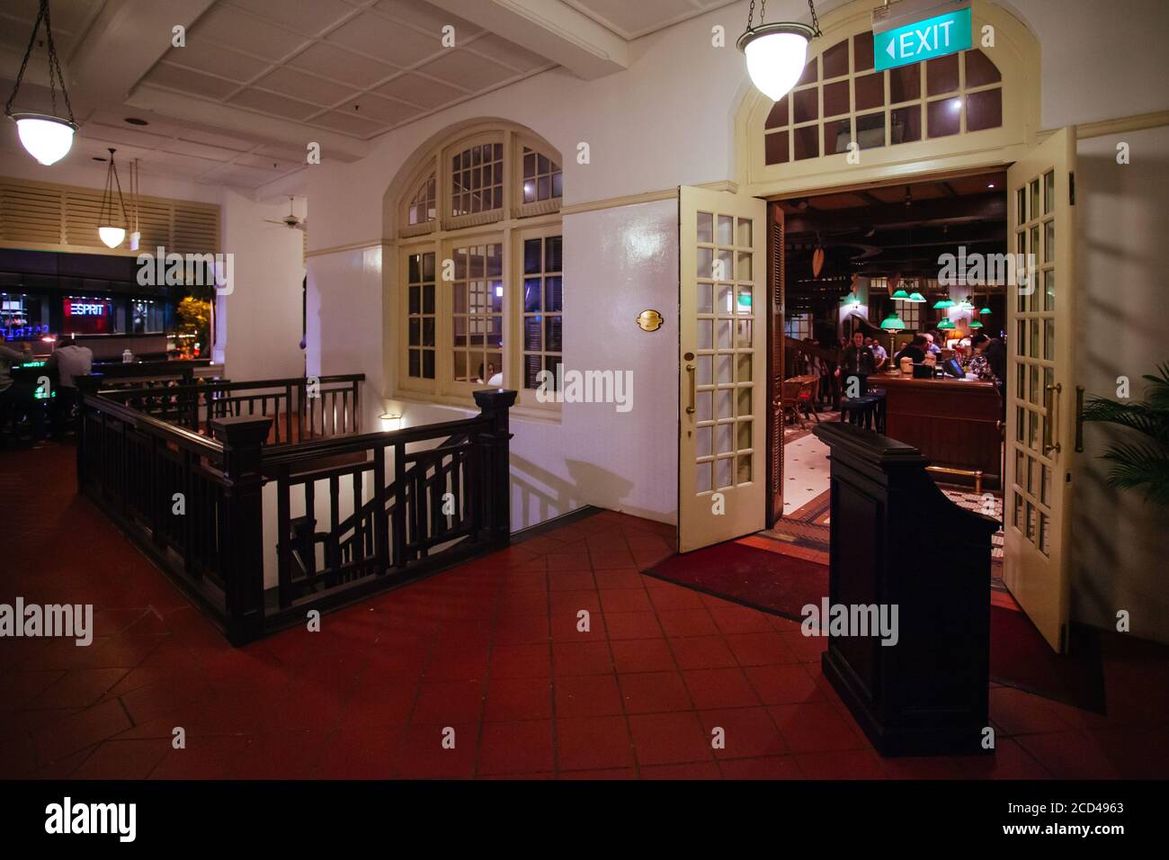 Iconic Raffles Hotel Long Bar in Singapore Stock Photo - Alamy