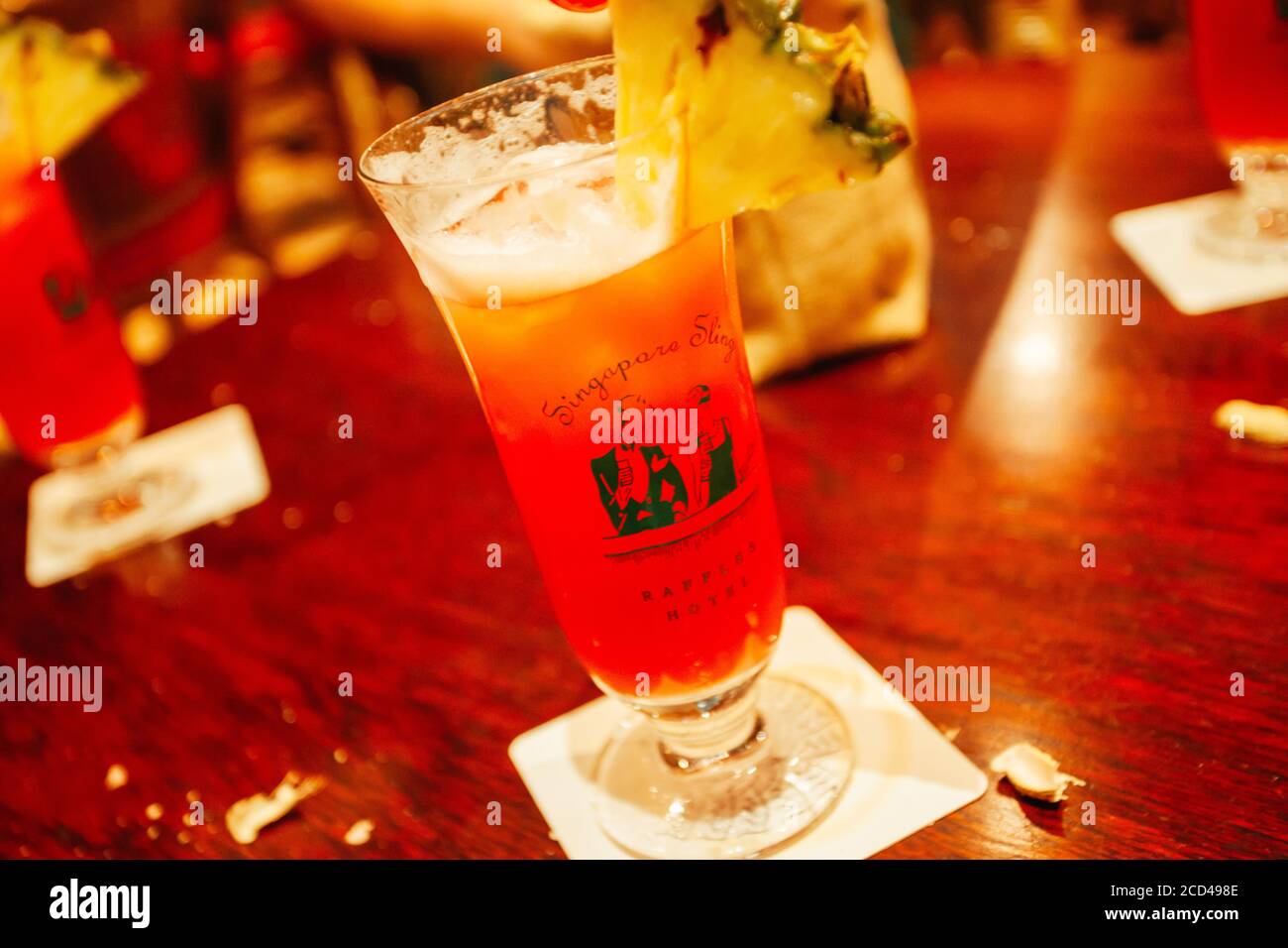 Iconic Raffles Hotel Long Bar in Singapore Stock Photo - Alamy