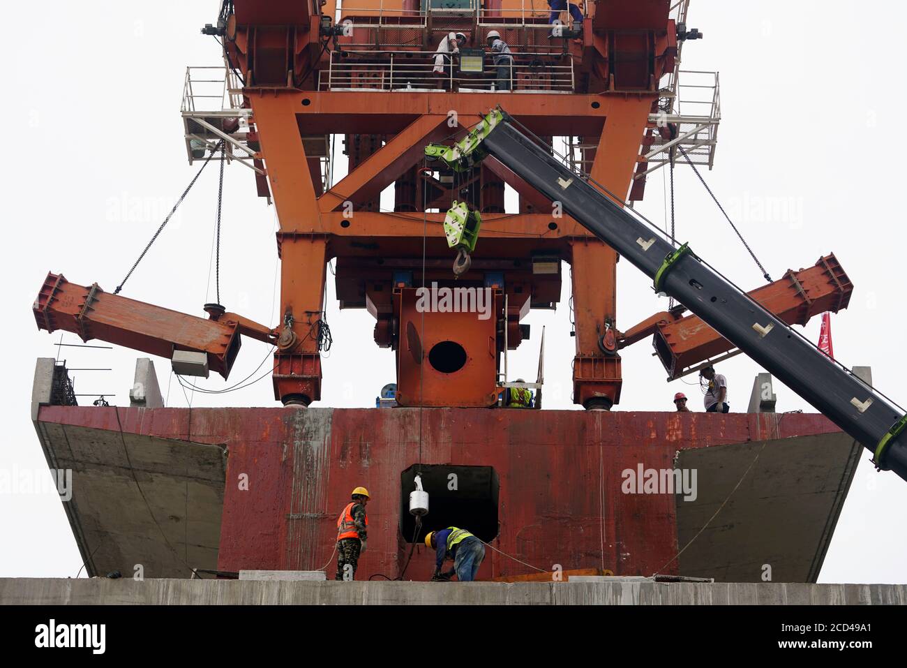 Beijing, China. 26th Aug, 2020. The last box girder of Wenyu River ...