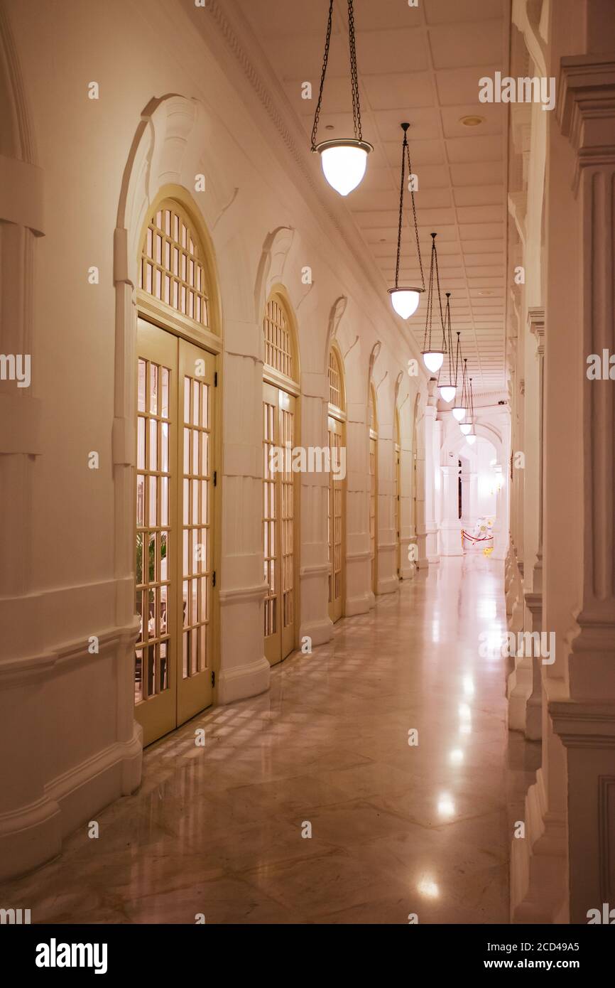 Iconic Raffles Hotel in Singapore Stock Photo - Alamy