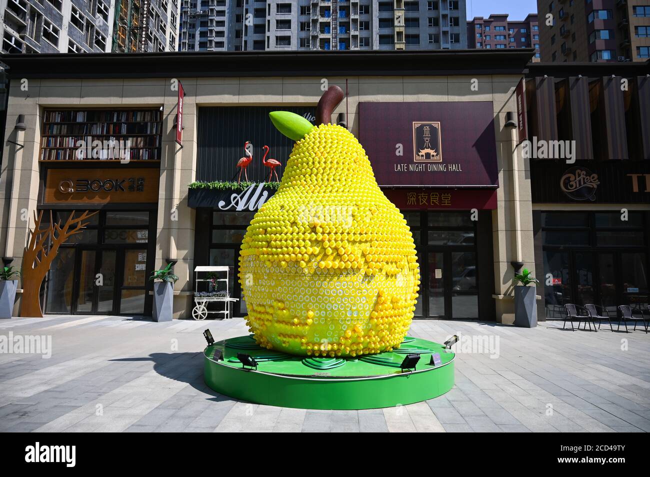 An enormous art installation made of 5000 yellow rubber ducks draws ...