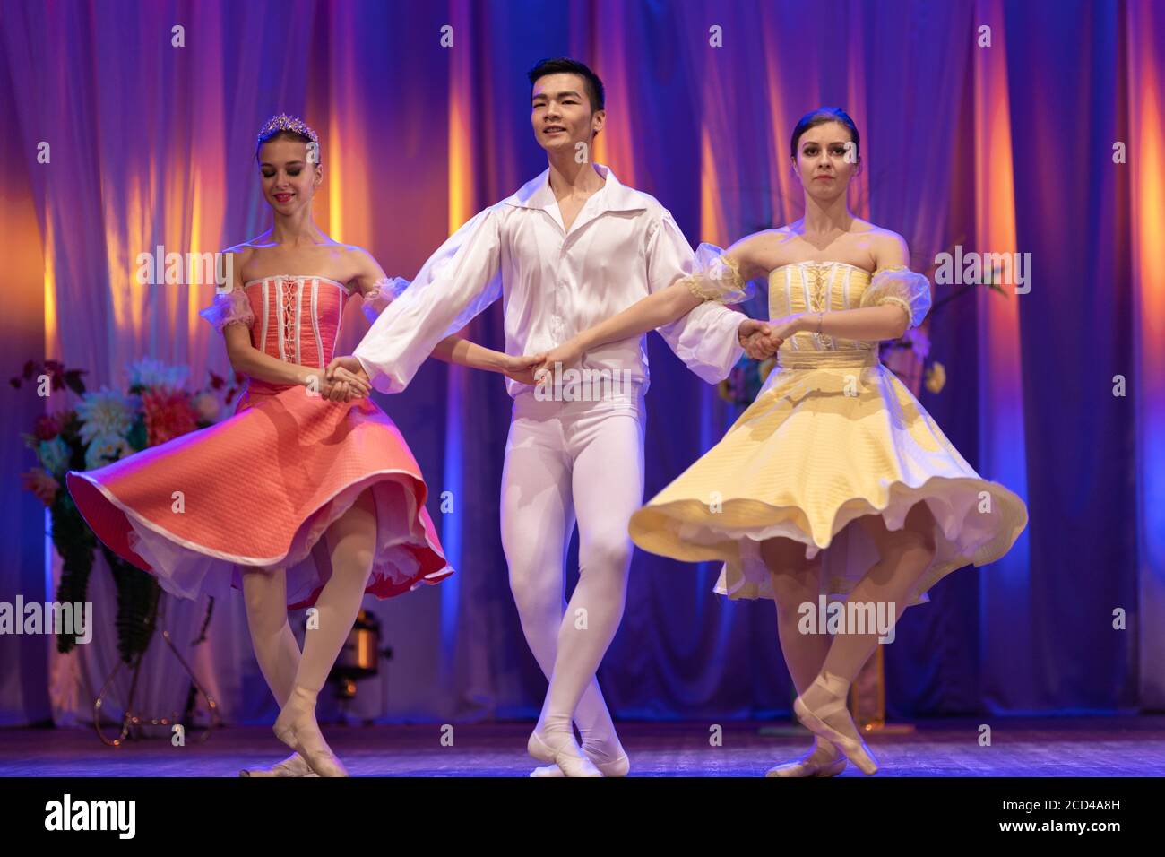 Classical japanese dance theatre hi-res stock photography and images ...