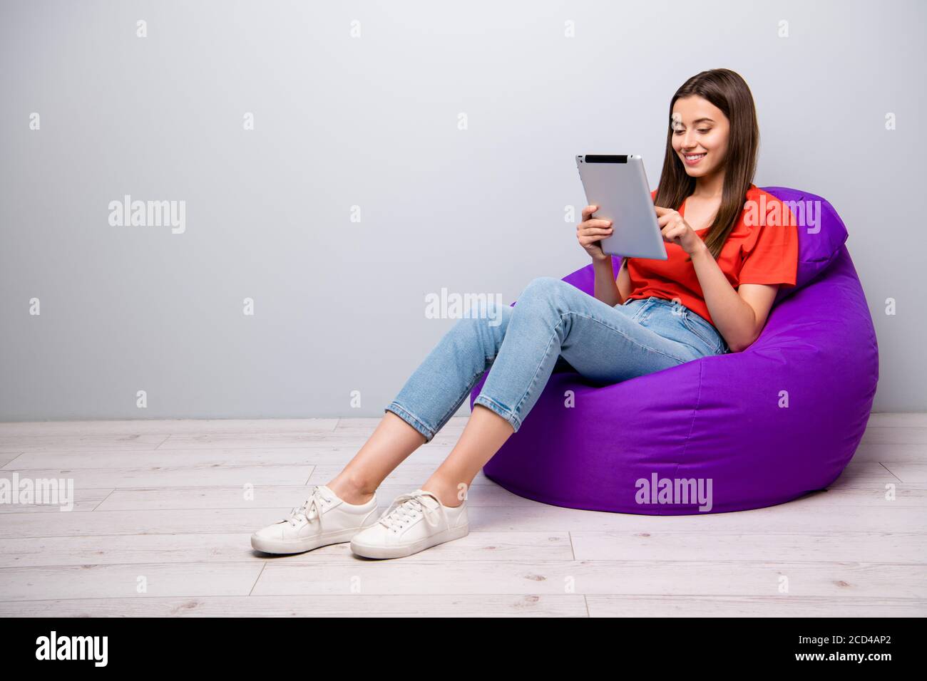 Portrait of her she nice attractive lovely winsome focused cheerful ...