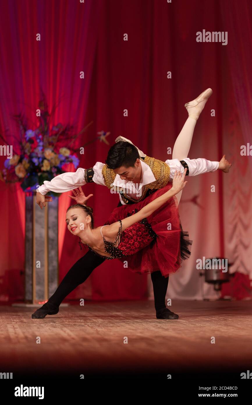 Male ballet duet hi-res stock photography and images - Alamy