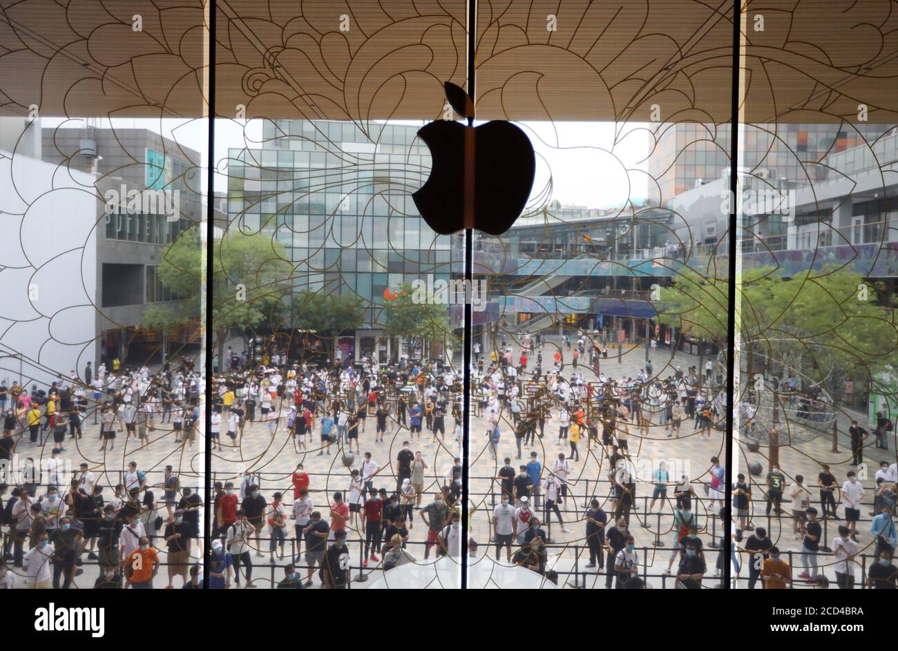 People line up to get inside the newly-opened Apple Store at Sanlitun ...