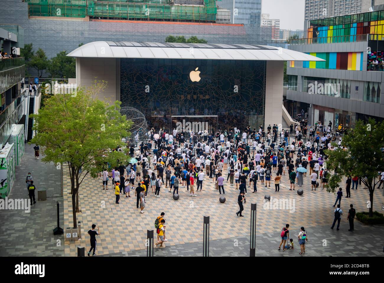 People line up to get inside the newly-opened Apple Store at Sanlitun ...