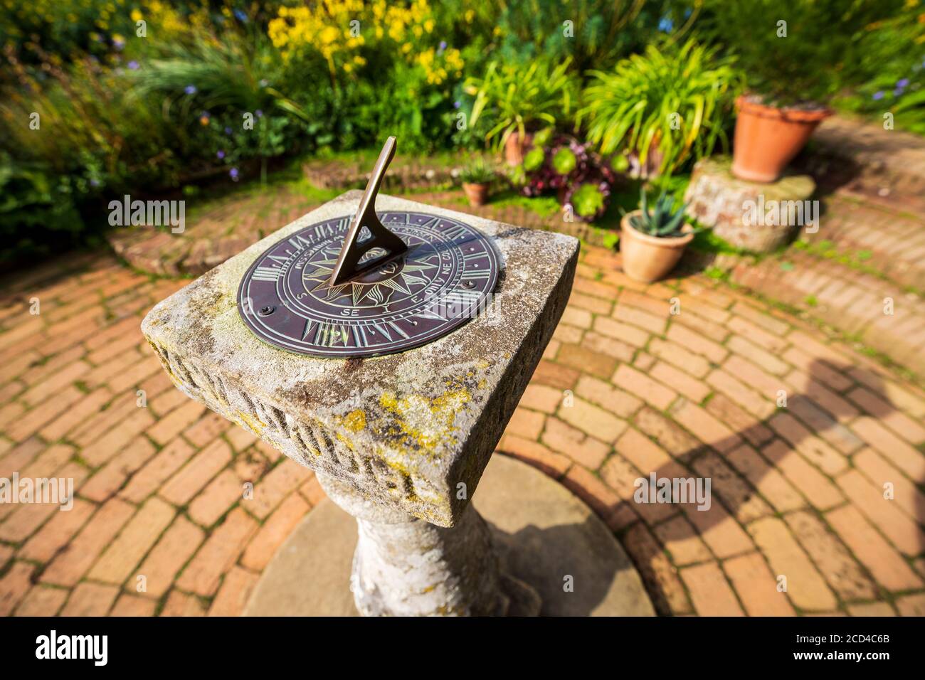 Sun dial hi-res stock photography and images - Alamy
