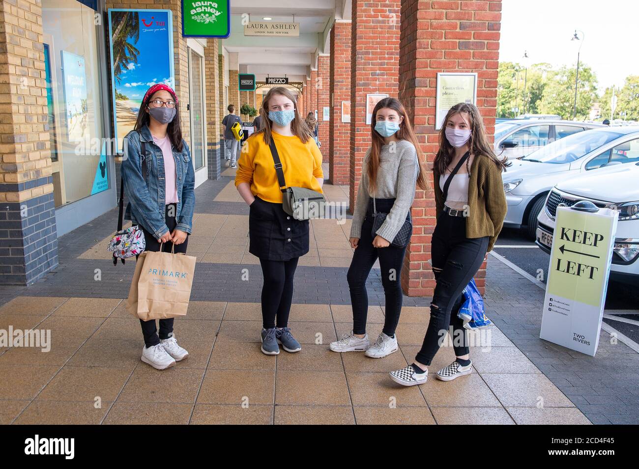 Surrey pose hi-res stock photography and images - Alamy