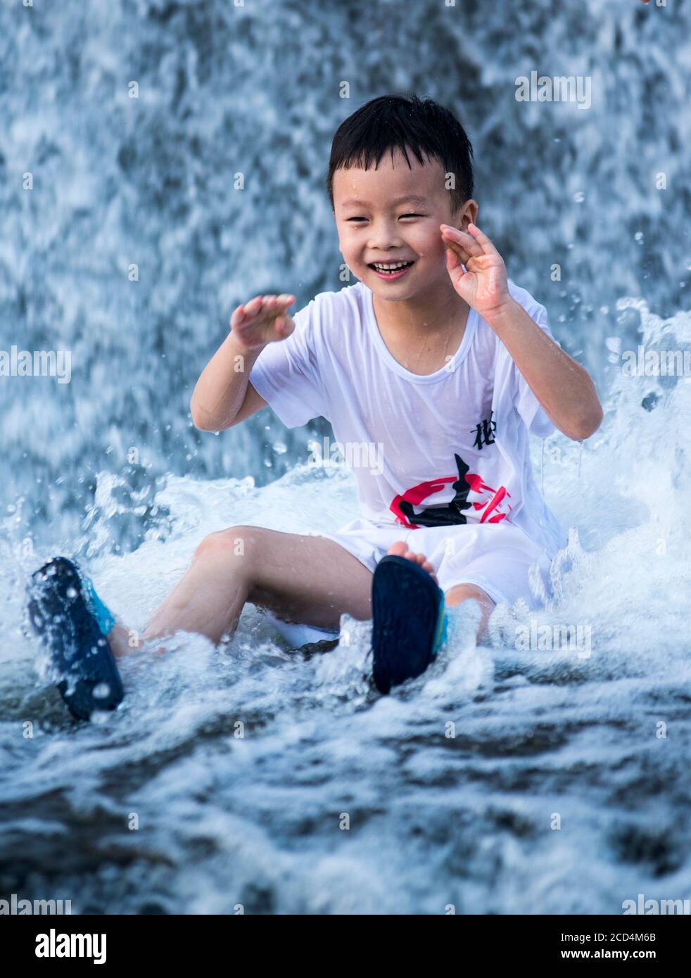 Kids play water in Chengdu city, southwest China's Sichuan province, 27 ...