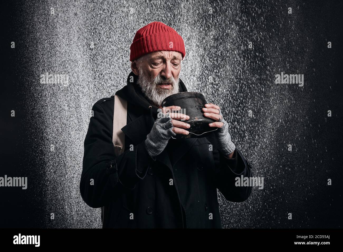 Homeless man in the rain hi-res stock photography and images - Alamy