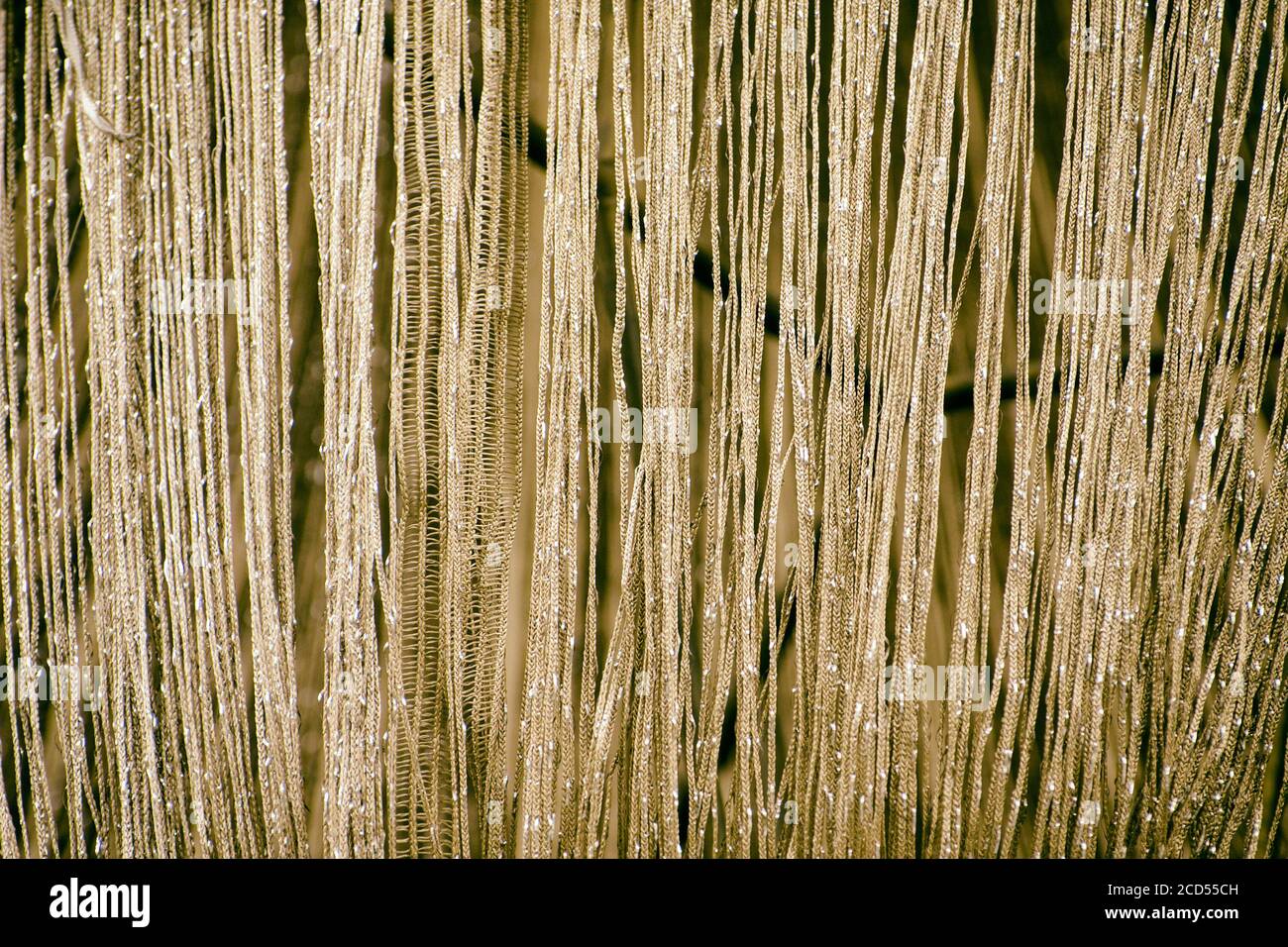 Curtain of shiny metallic gold chains. Texture Stock Photo - Alamy