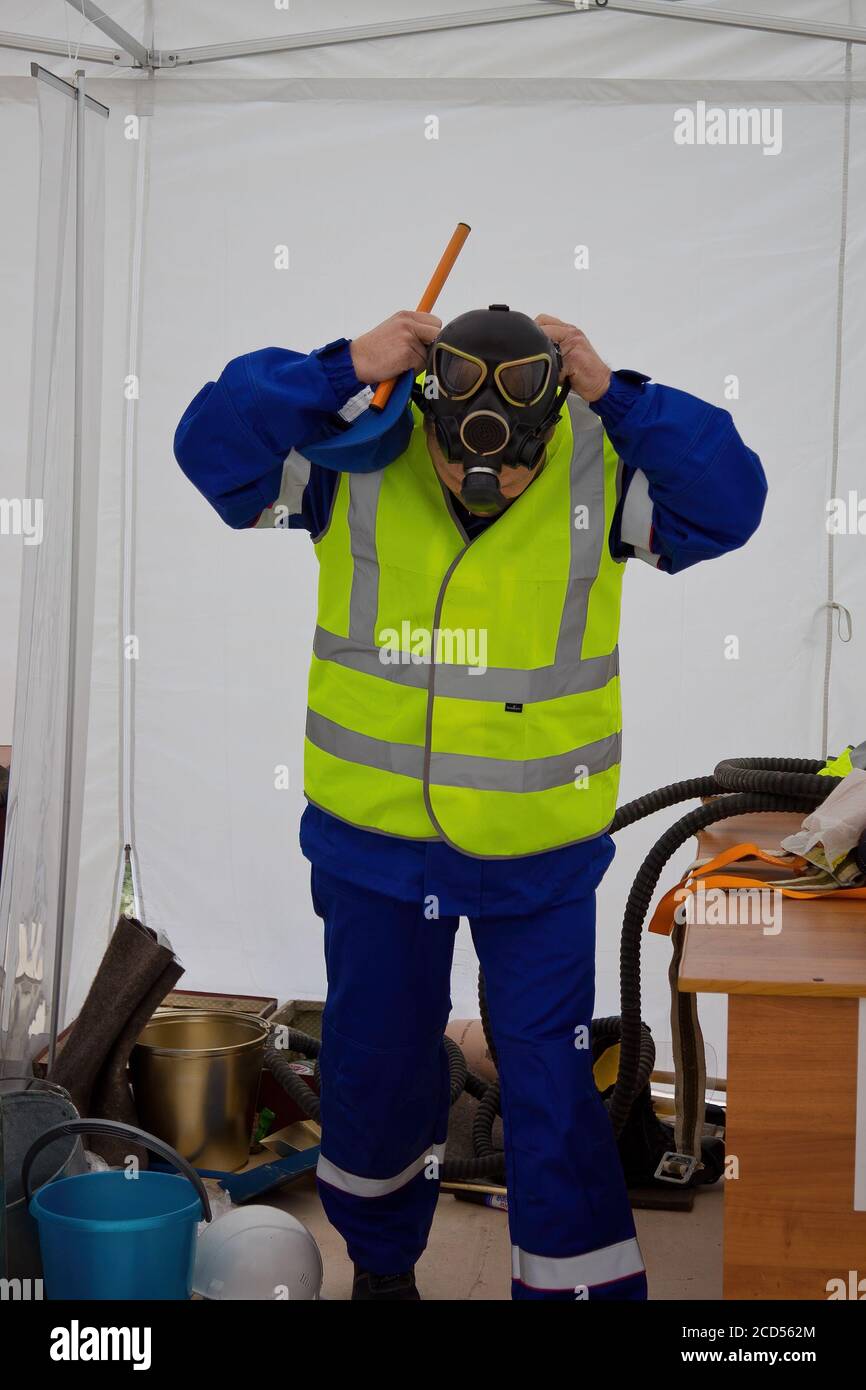 Worker in gas mask hi-res stock photography and images - Alamy