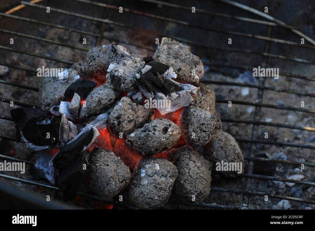 Glowing barbecue coals hi-res stock photography and images - Alamy