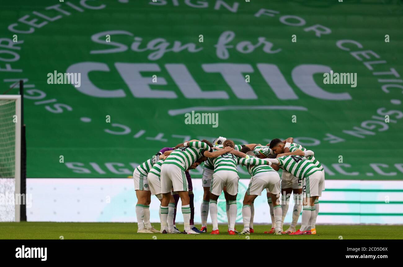 Celtic team huddle prior hi-res stock photography and images - Alamy