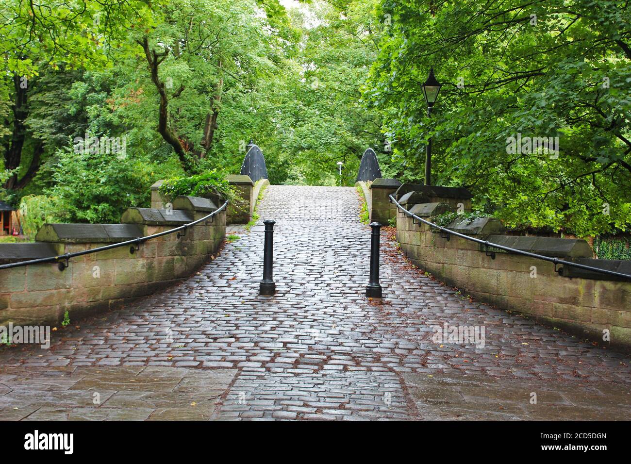 Pretty hump-backed cobblestone bridge path over Bridgewater Canal ...