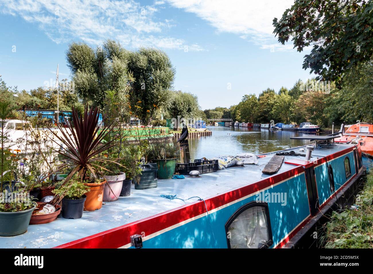 Painted narrowboats hi-res stock photography and images - Alamy