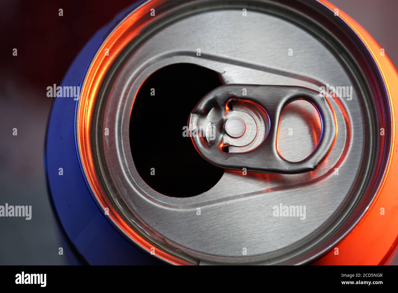Top view of the silver pull-tab on a soda can Stock Photo - Alamy