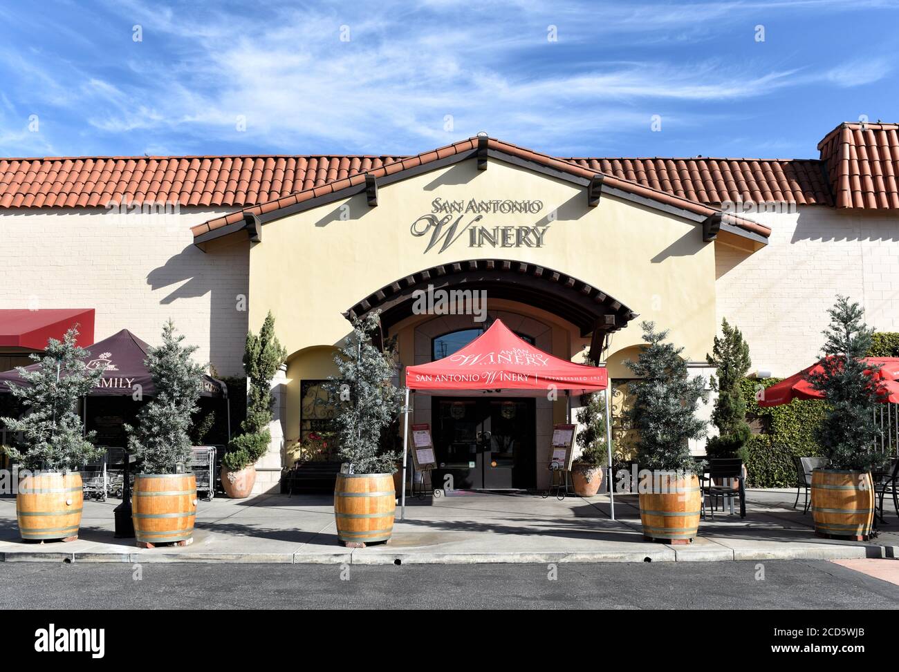 Winery building exterior hi-res stock photography and images - Alamy
