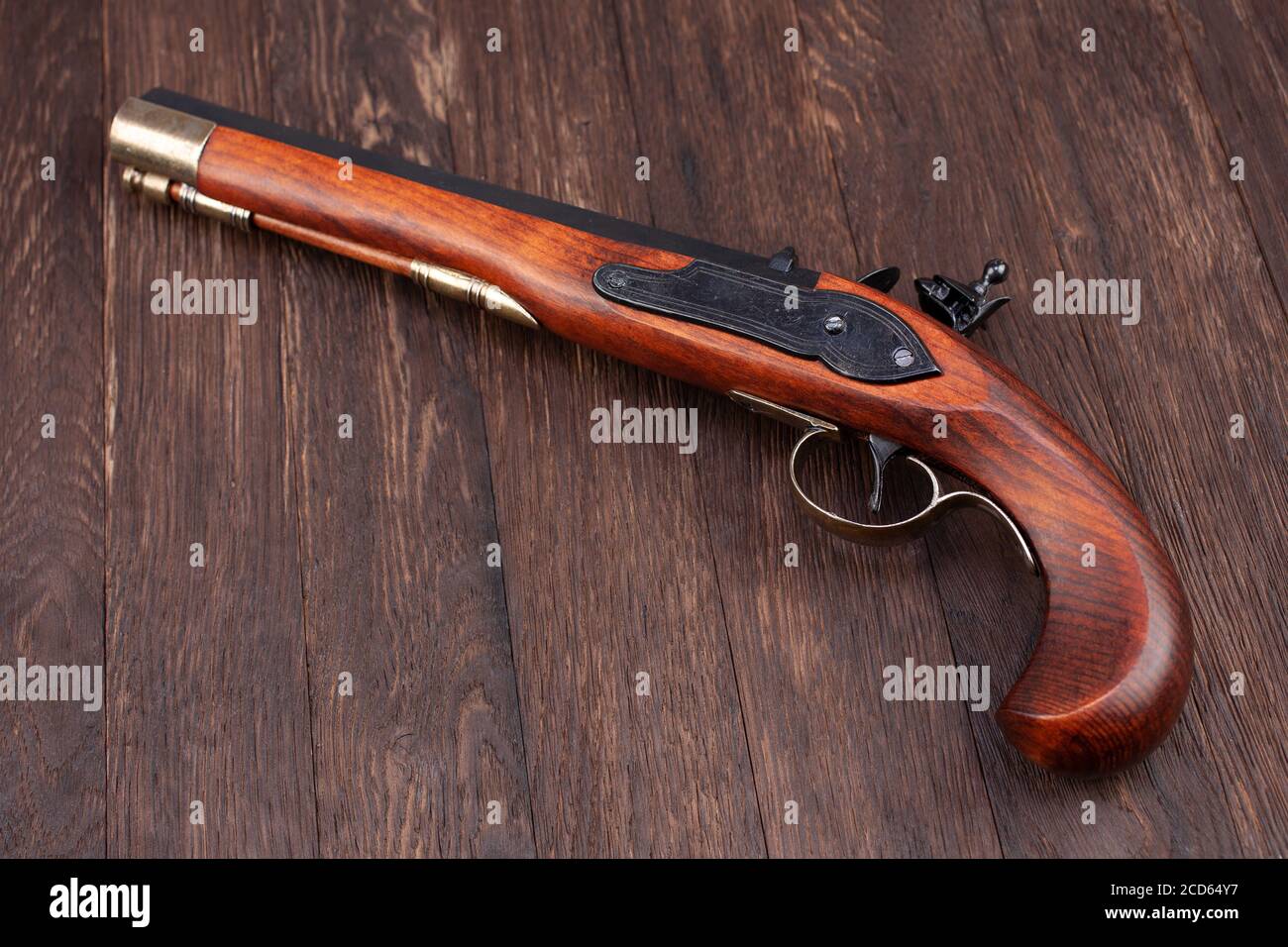 old retro muzzleloader flintlock pistol on wooden desk Stock Photo - Alamy