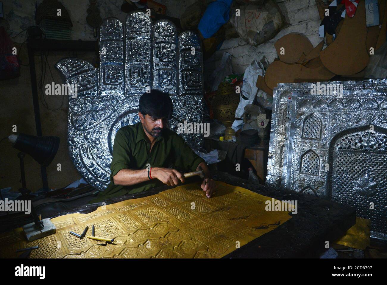 Lahore, Pakistan. 26th Aug, 2020. Pakistani worker busy in preparing ...