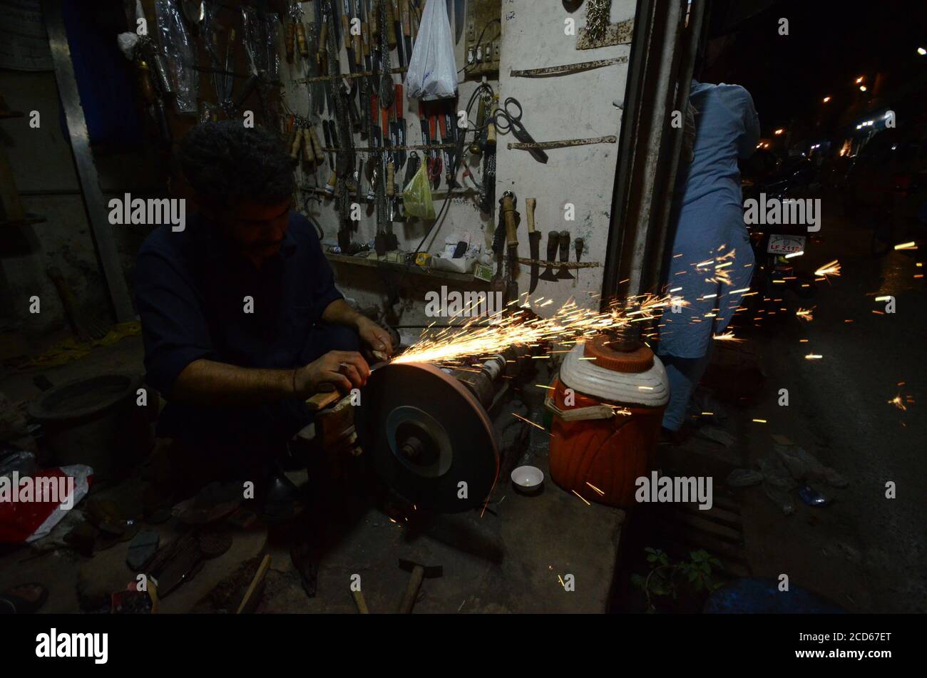 Peshawar, Pakistan. 26th Aug, 2020. Pakistani worker sharpens chains at ...