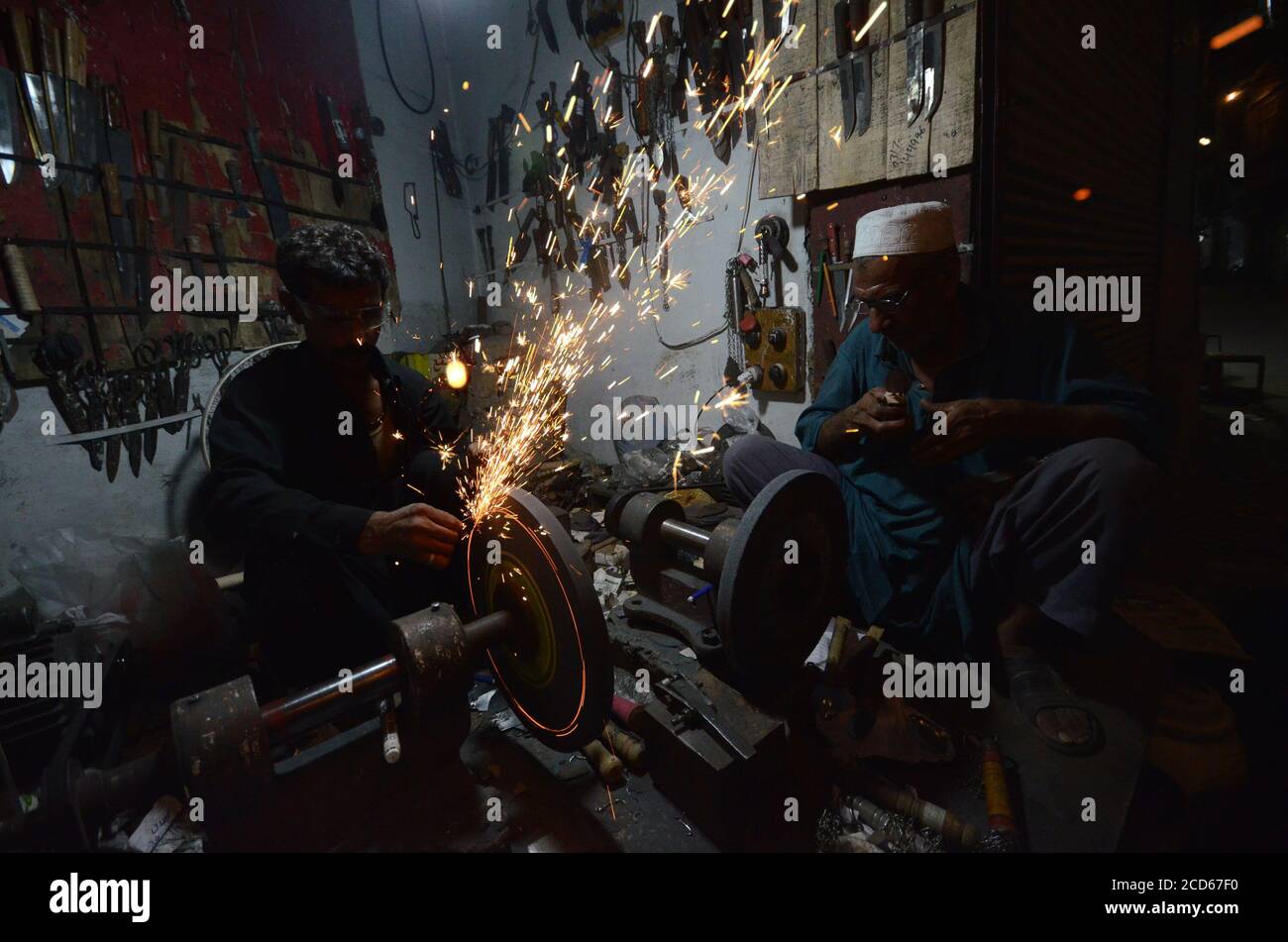 Peshawar, Pakistan. 26th Aug, 2020. Pakistani worker sharpens chains at ...
