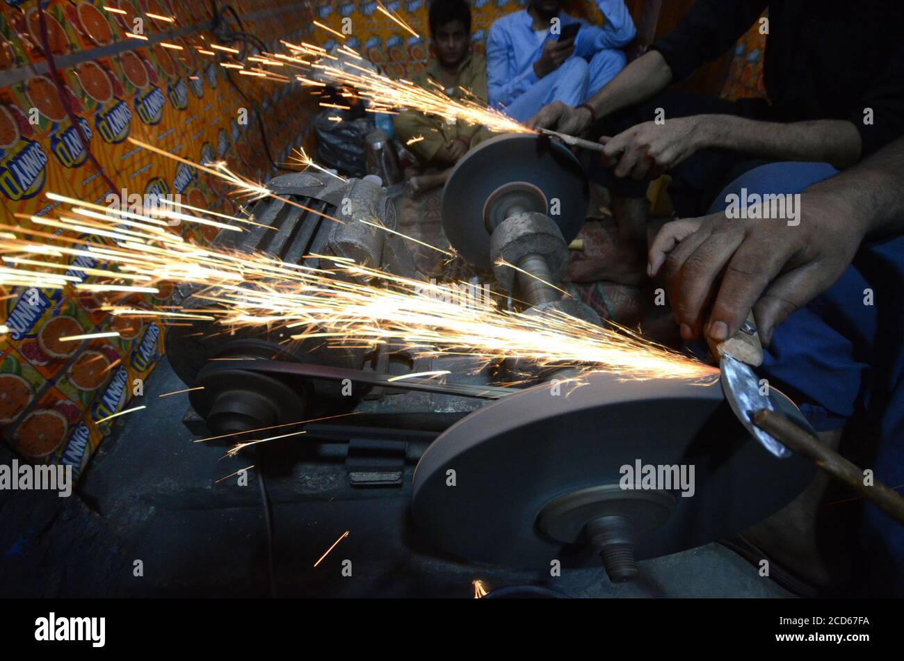 Peshawar, Pakistan. 26th Aug, 2020. Pakistani worker sharpens chains at ...