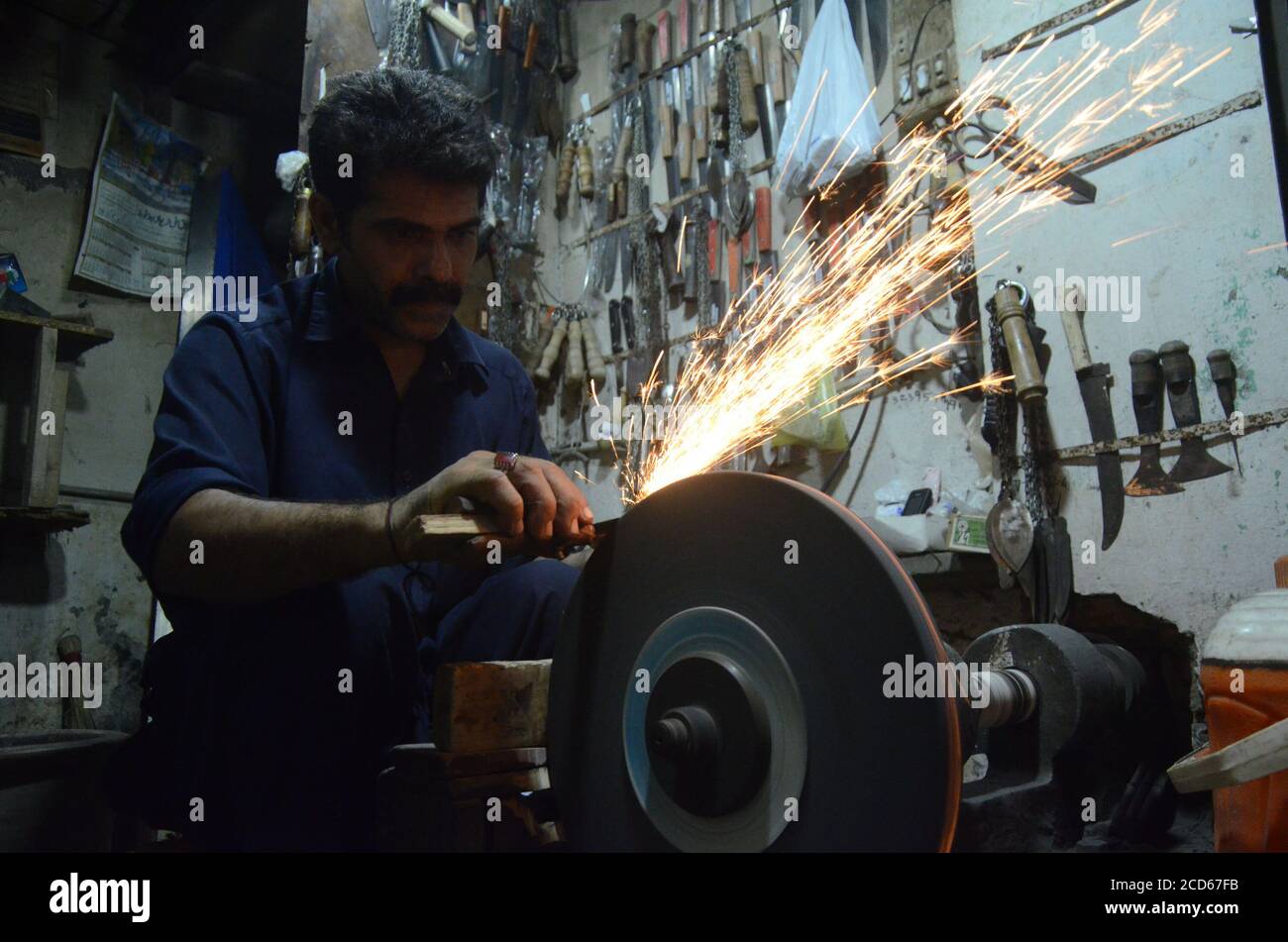 Peshawar, Pakistan. 26th Aug, 2020. Pakistani worker sharpens chains at ...