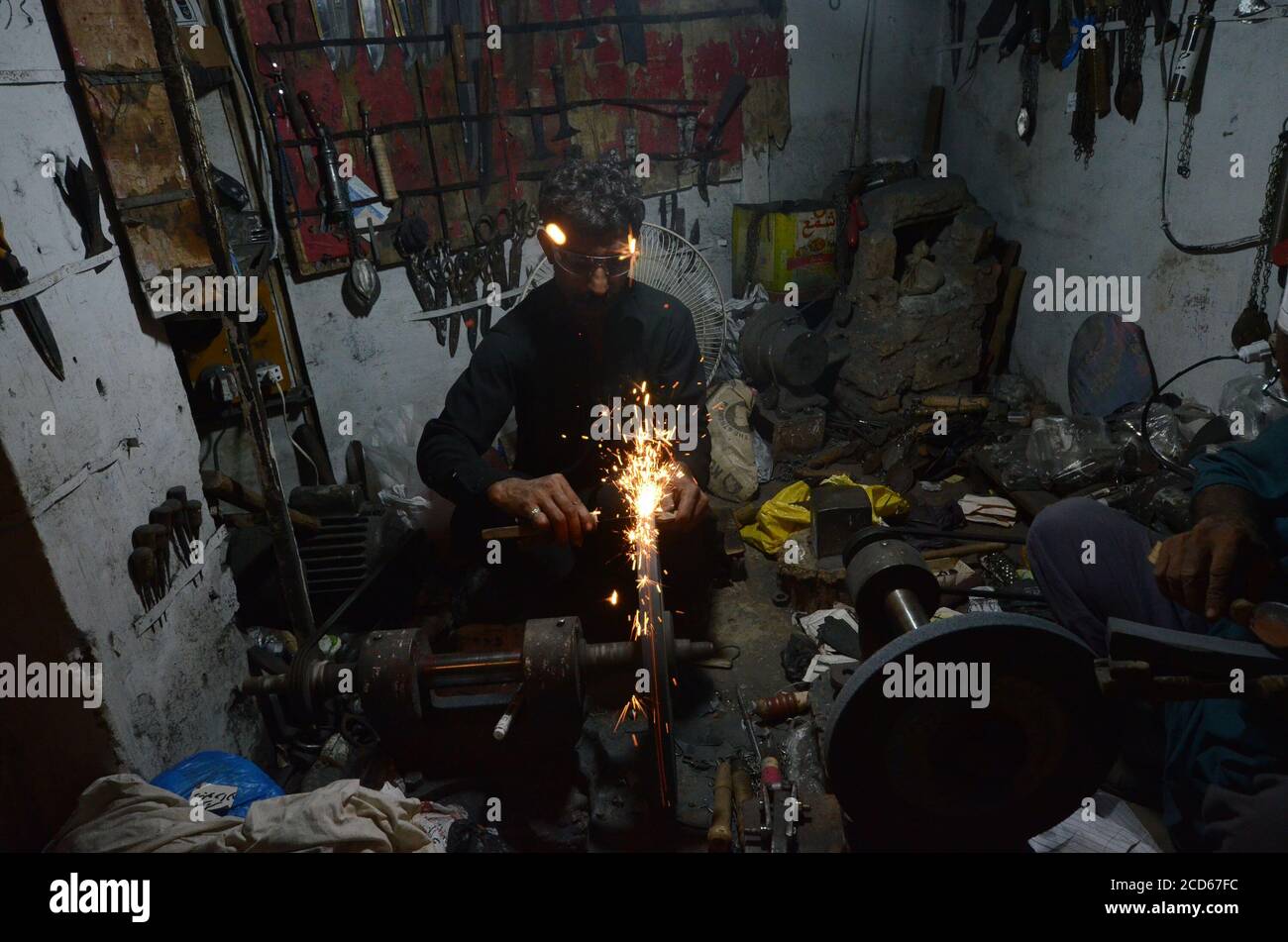 Peshawar, Pakistan. 26th Aug, 2020. Pakistani worker sharpens chains at ...