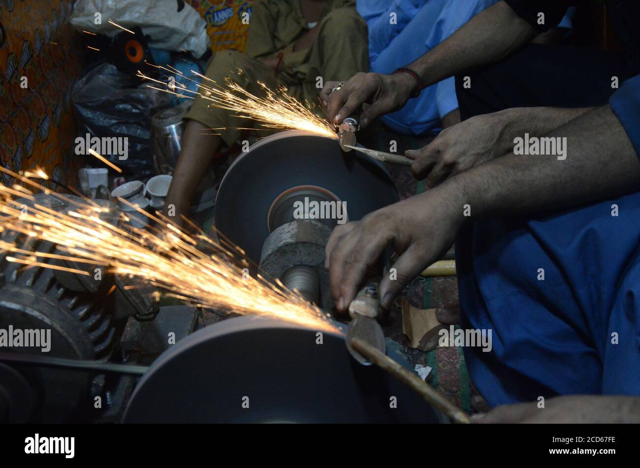 Peshawar, Pakistan. 26th Aug, 2020. Pakistani worker sharpens chains at ...