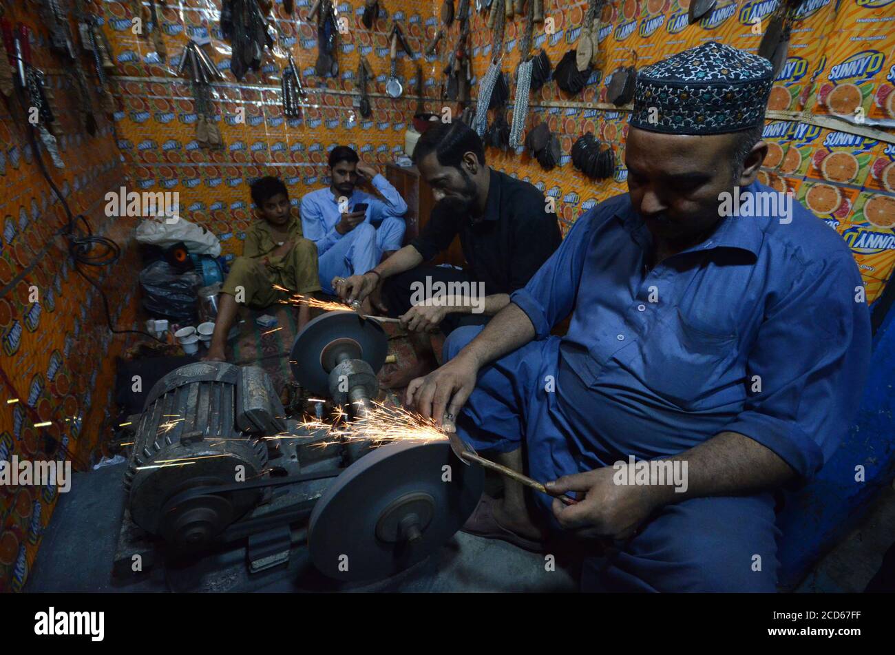 Peshawar, Pakistan. 26th Aug, 2020. Pakistani worker sharpens chains at ...
