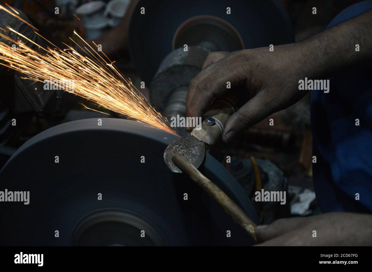 Peshawar, Pakistan. 26th Aug, 2020. Pakistani worker sharpens chains at ...