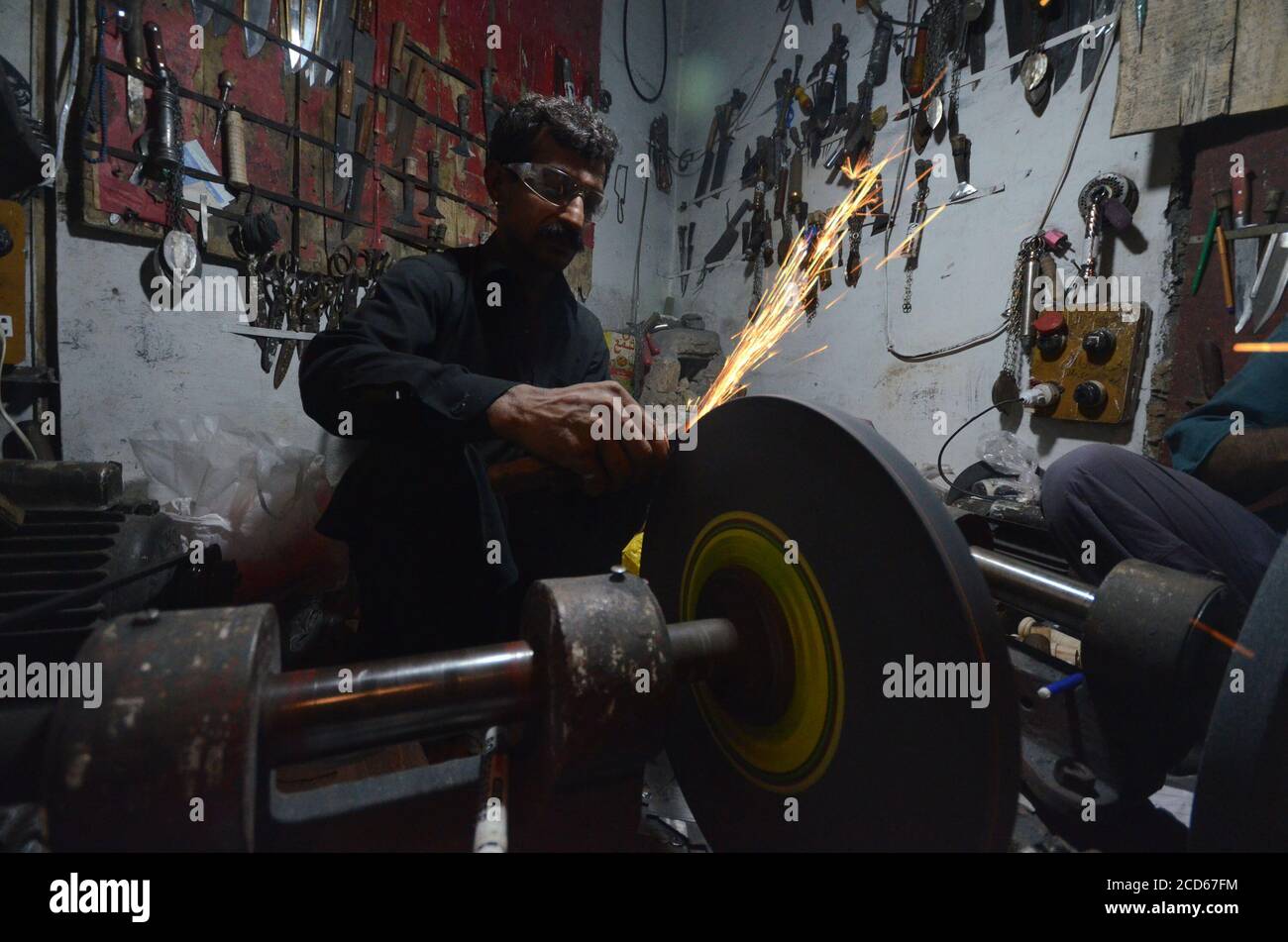 Peshawar, Pakistan. 26th Aug, 2020. Pakistani worker sharpens chains at ...